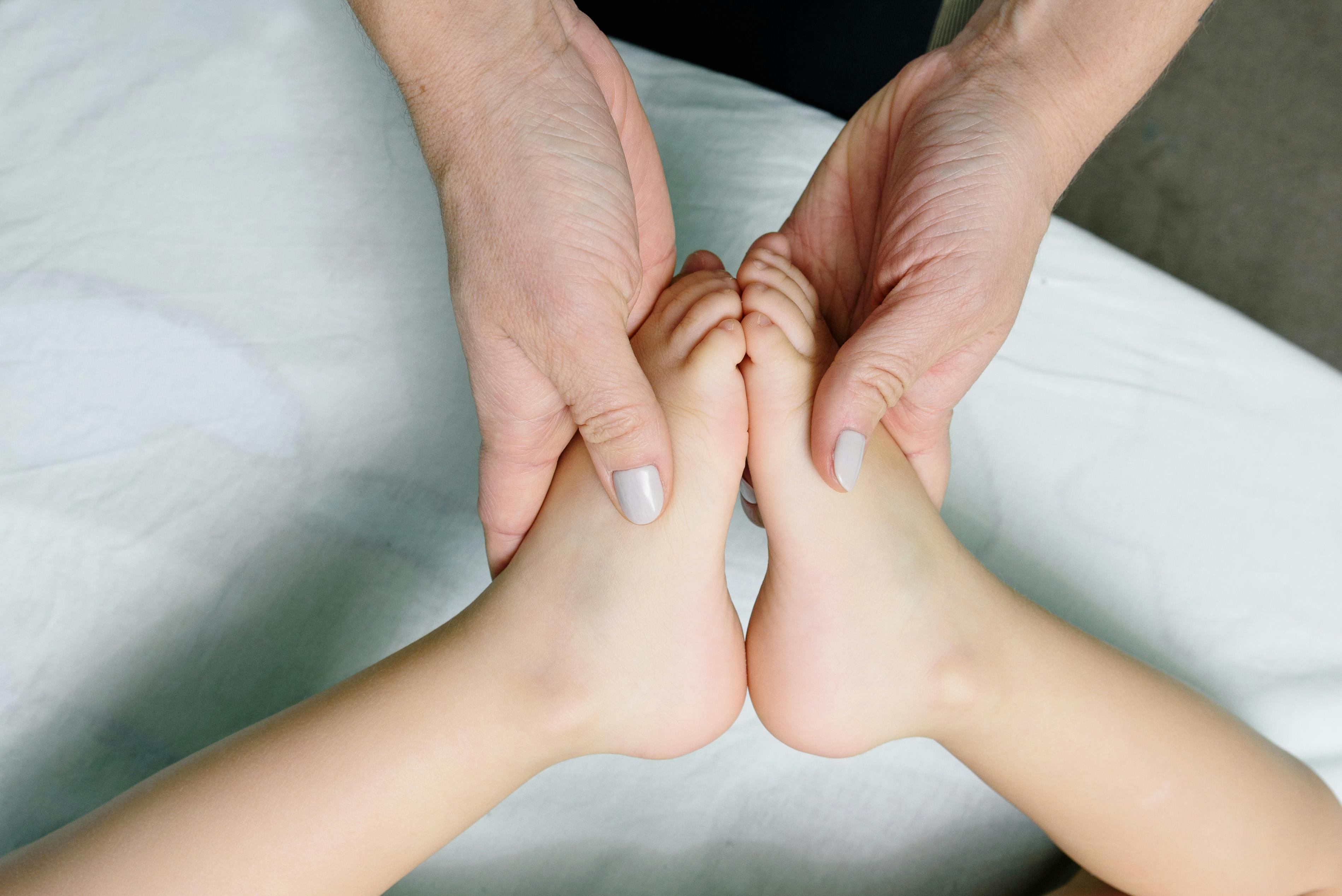 Opérations du pied chez l'enfant : tout savoir - mykid.fr